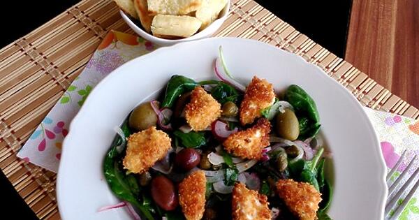 Olívás saláta bébispenóttal, ropogós fetafalatkákkal és pitával ...